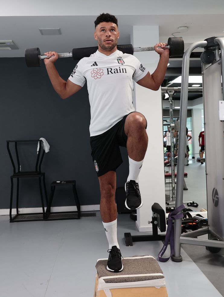 Alex Oxlade-Chamberlain ilk antrenmanına çıktı! - Orta Çizgi - Beşiktaş ...